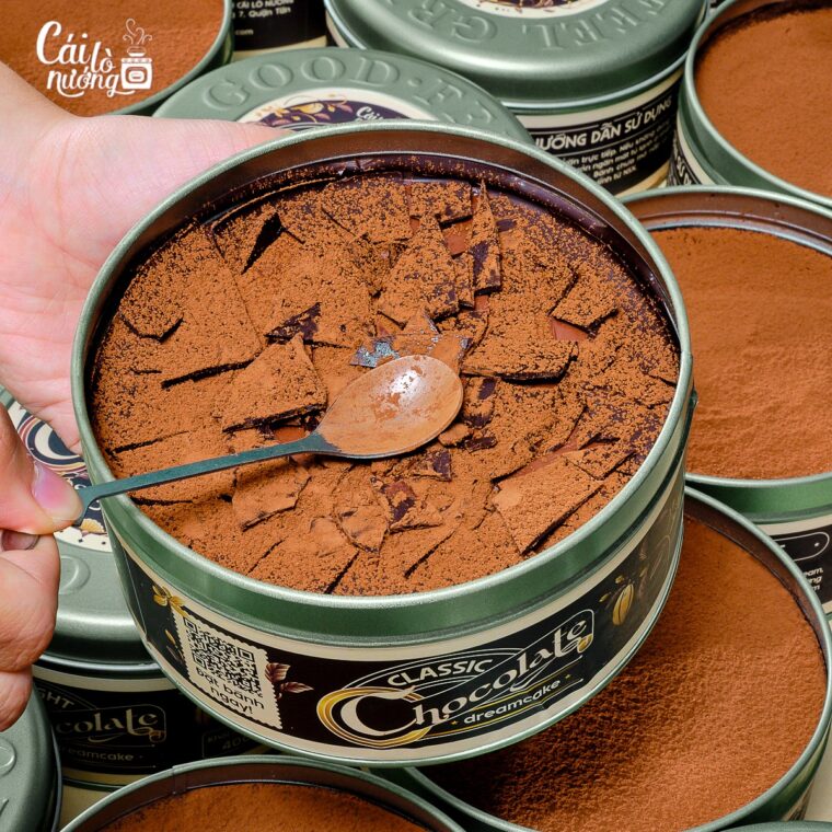 Chocolate Dream Cake - Vị bánh hot nhất trong dòng bánh hộp thiếc cao ...